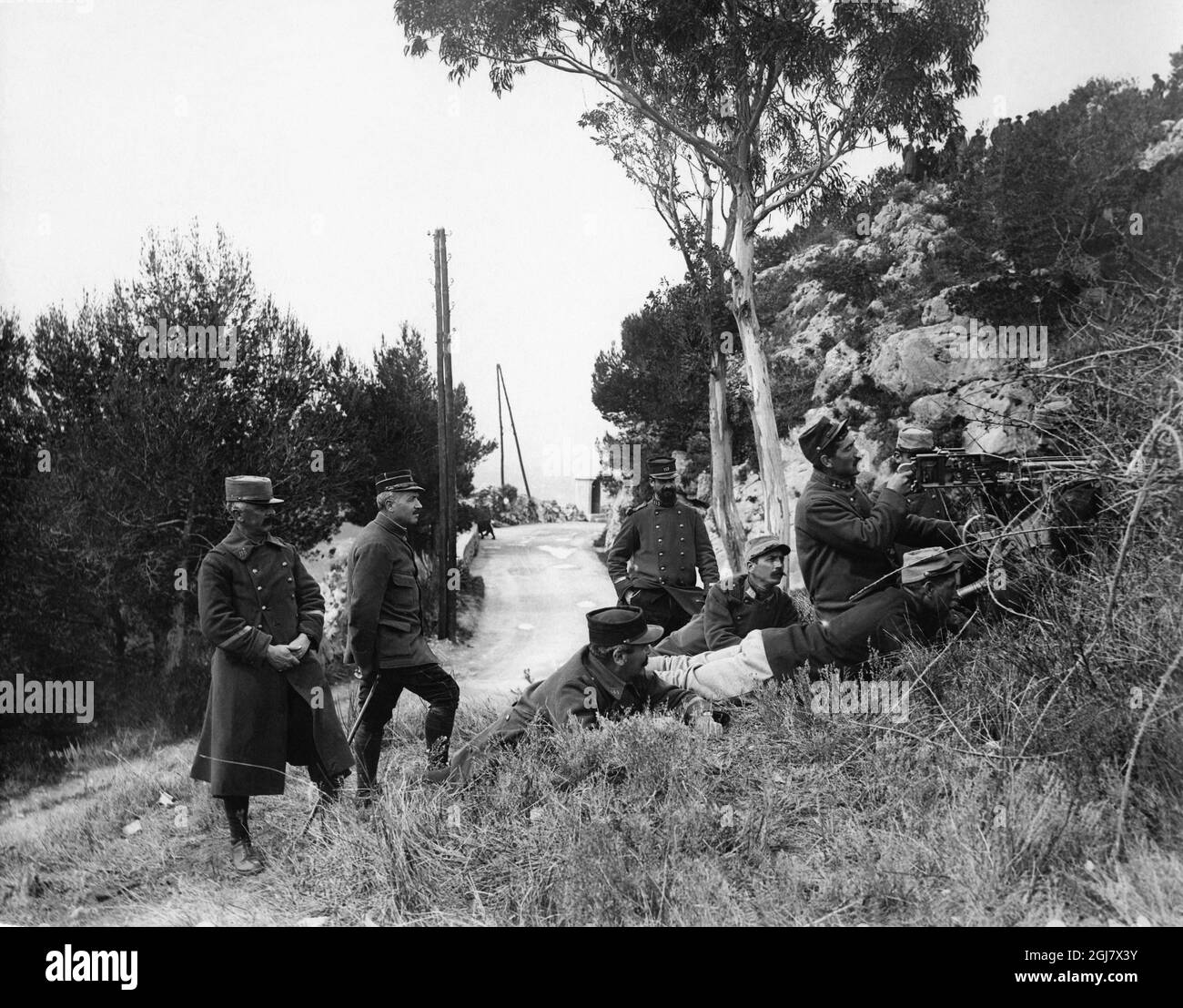 FILE 1914-1918. Picture from World War One. French machine gunners ...
