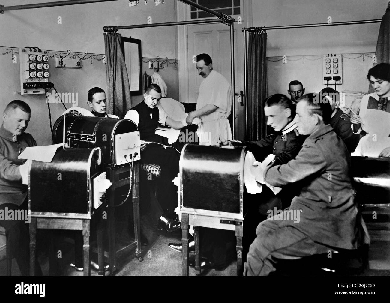 FILE 1914-1918. Picture from World War One. German wounded soldiers get ...