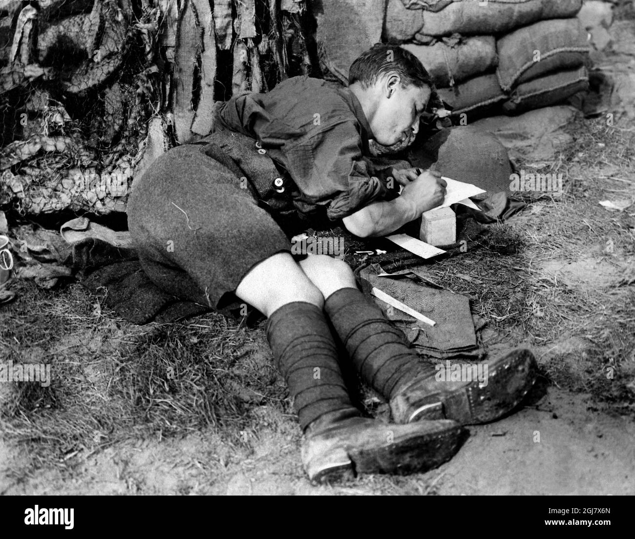 FILE 1914-1918. Picture from World War One. British soldier writes a ...