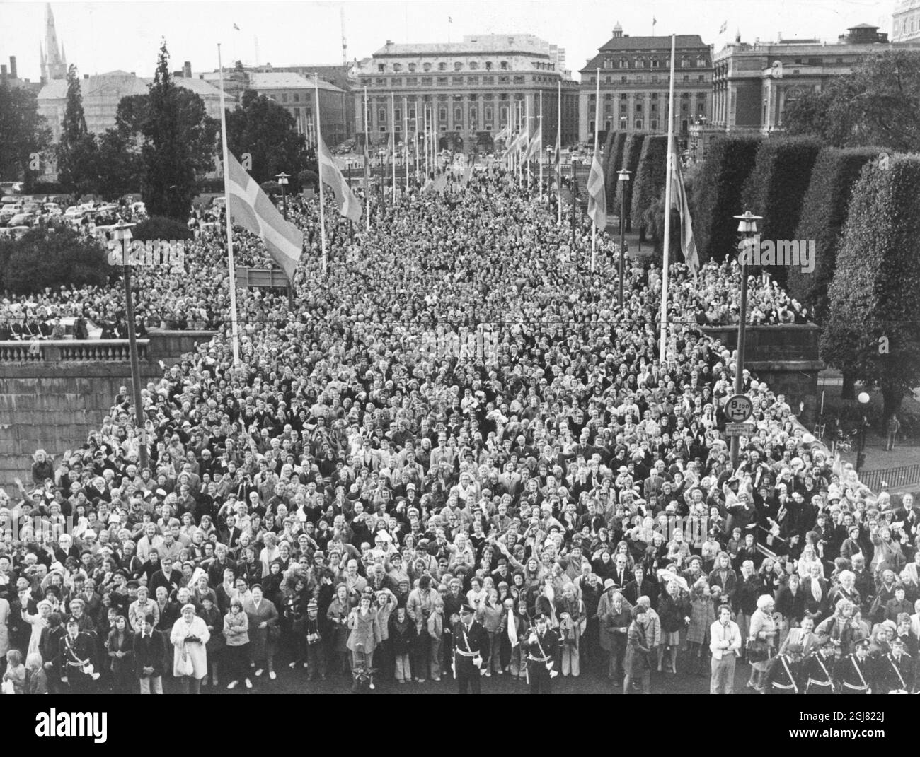STOCKHOLM 19730919 Thousands of people cheering outside the Royal ...