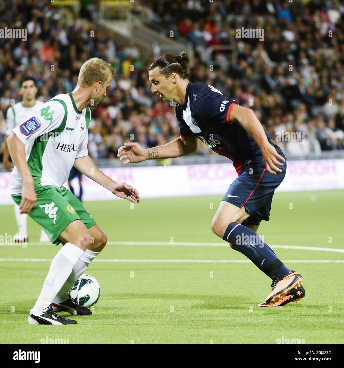 Paris saint germain fights ball hi-res stock photography and images - Alamy
