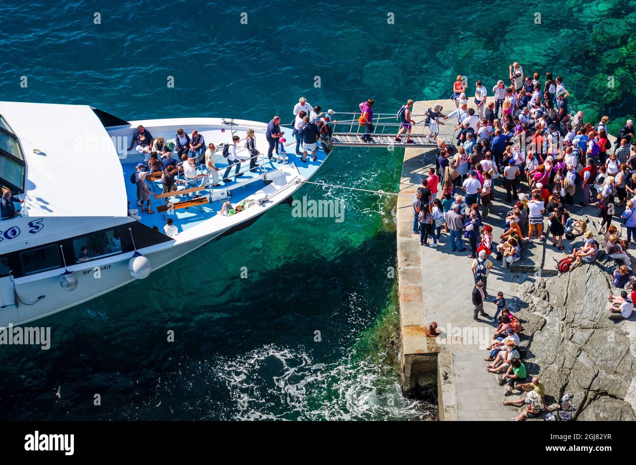 Tour boat and tourists at crowded dock, Vernazza, Cinque Terre, Liguria ...