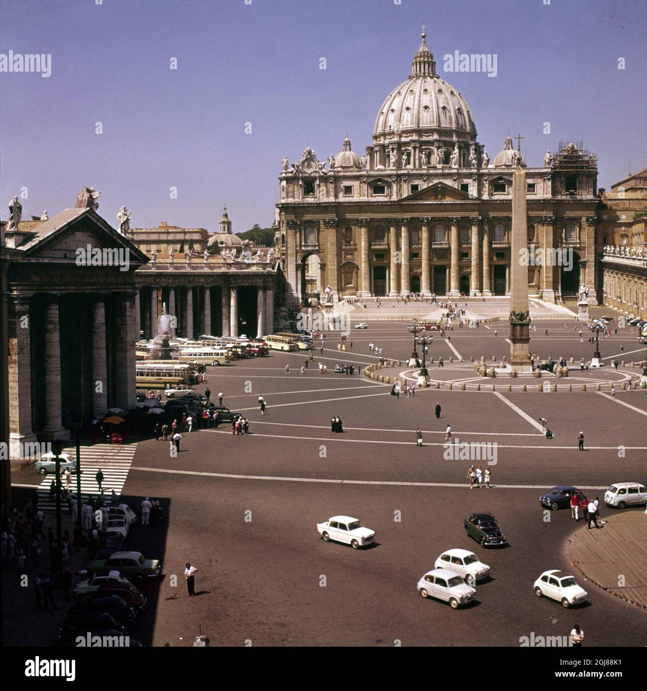VATICAN Photography Date: 196? -? -? FILE Overview of Piazza San Pietro ...