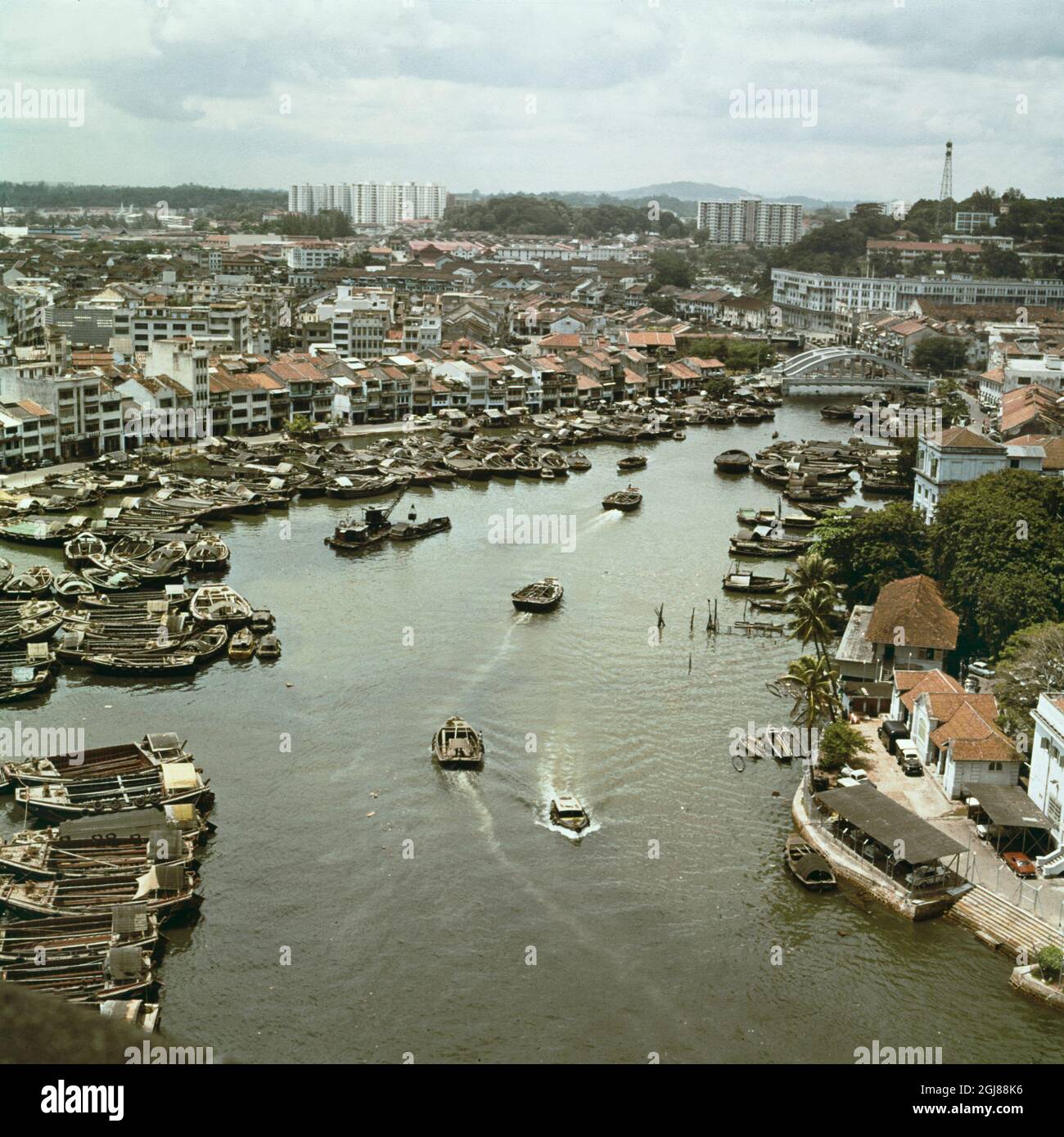 SINGAPORE PhotoDate:1960-??-?? The port and channel in Singapore early ...