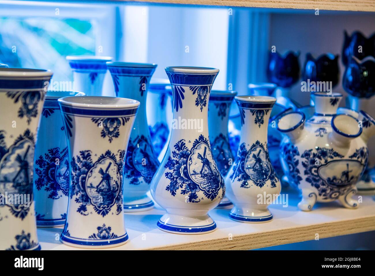 Delftware vase hi-res stock photography and images - Alamy