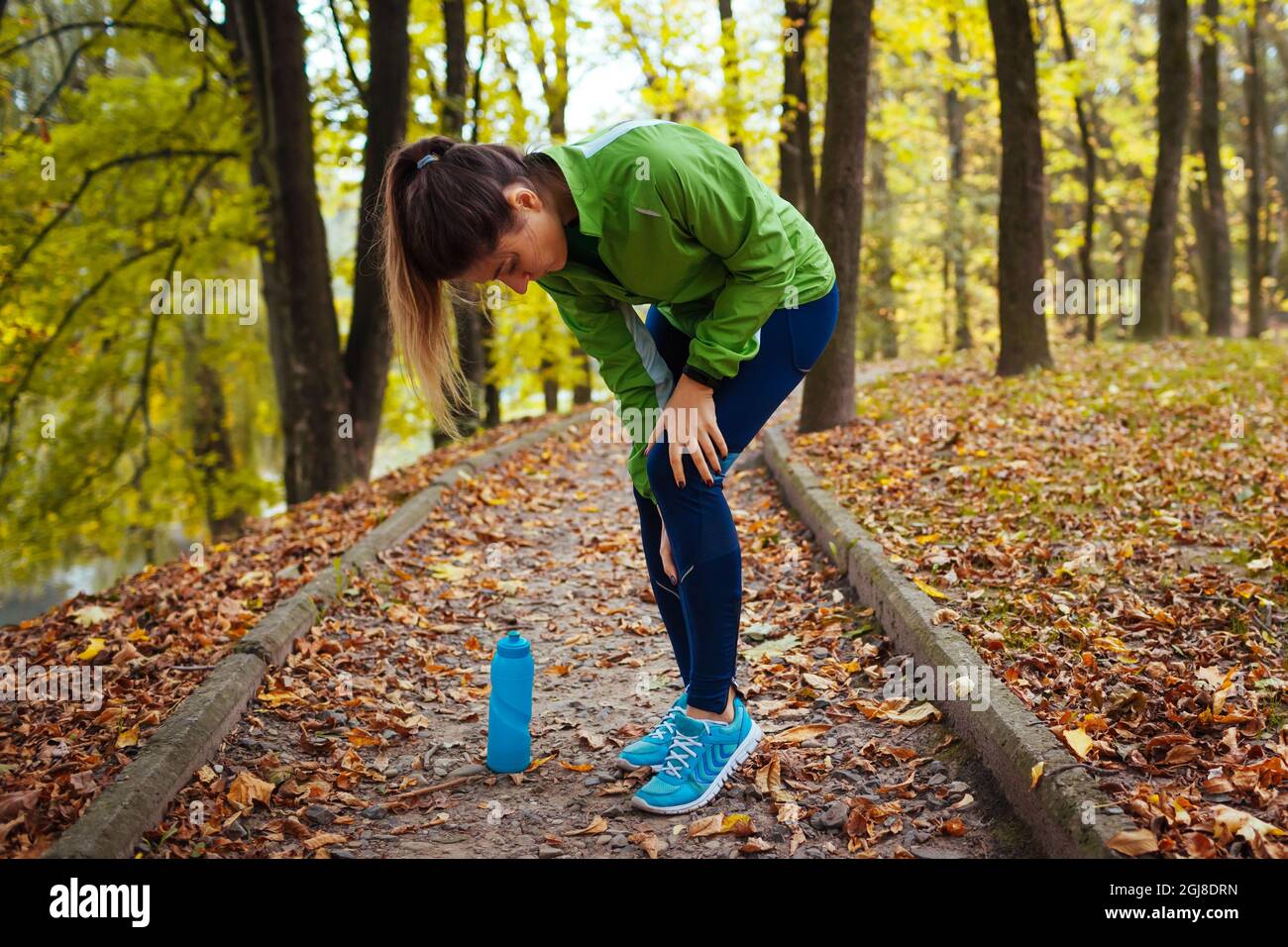 Girl with injured leg walking hi-res stock photography and images - Alamy