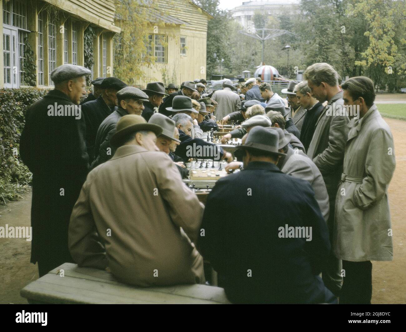 FILE MOSCOW 1974 Men playing chess outdoors in Moscow in 1974. Foto ...