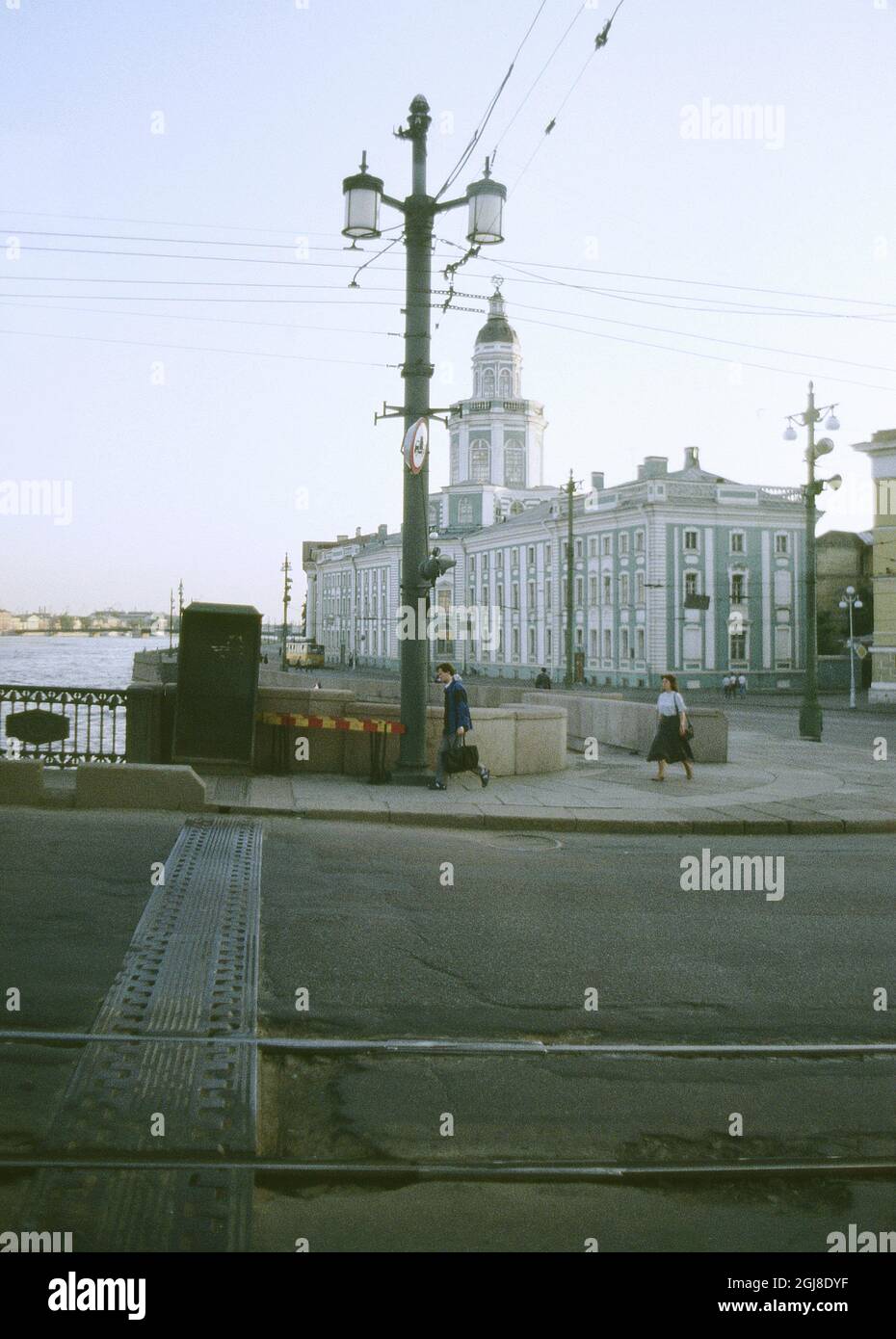 FILE LENINGRAD 1990. Street scene from Leningrad (now Saint Petersburg ...
