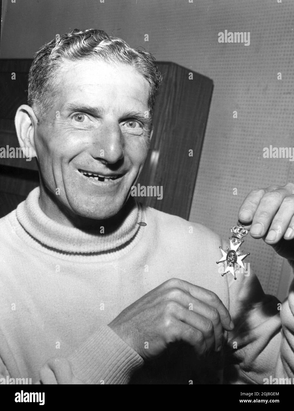 ARKIV 1958 George Raynor with the Swedish VAsa Orden which he received ...