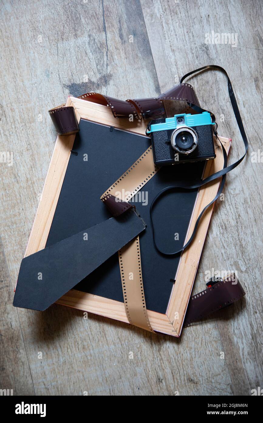 old photo camera and frame Stock Photo - Alamy