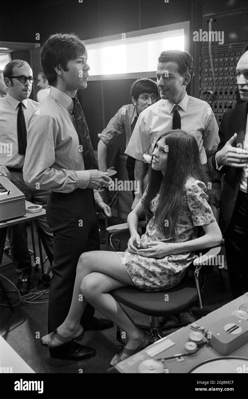 STOCKHOLM 2014-07-24 File 1968 Cliff Richard and singer Cindy Kent and ...