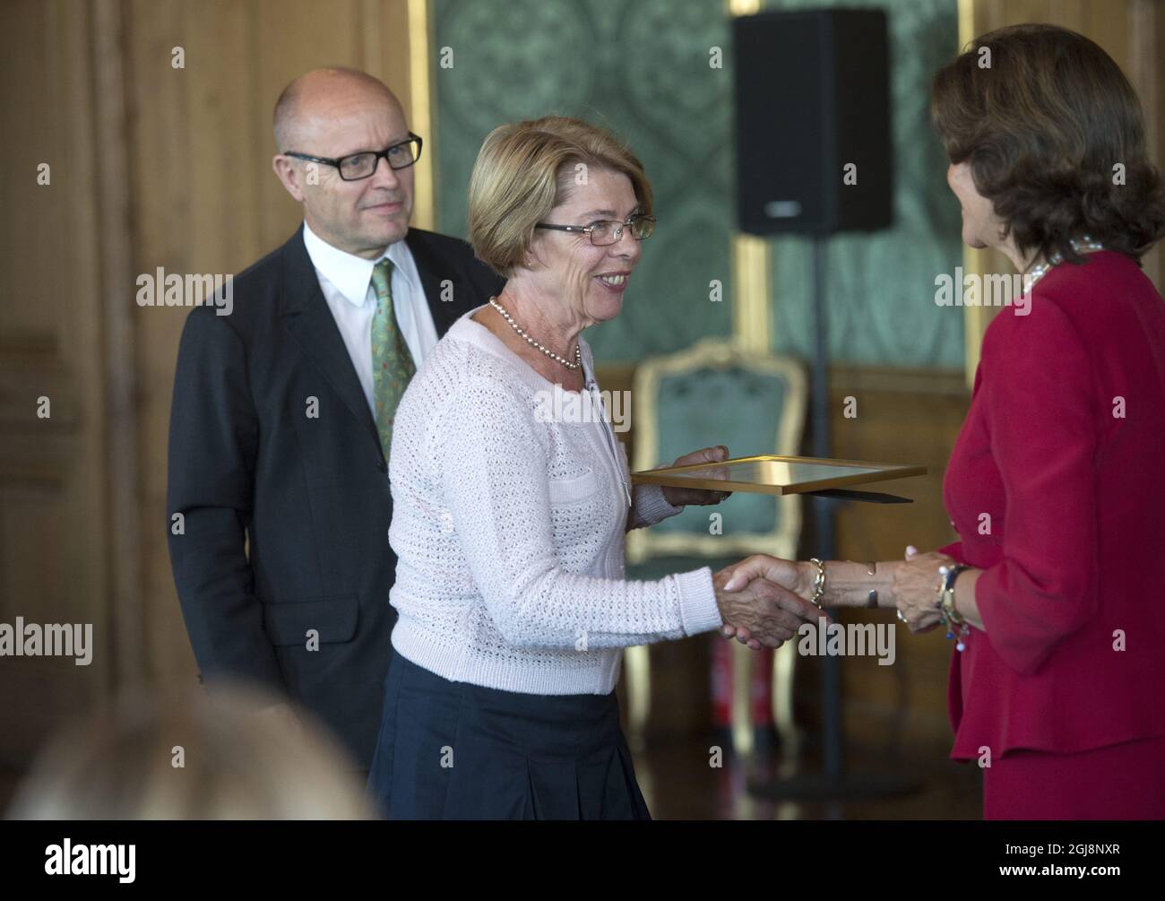 Handing out an award hi-res stock photography and images - Alamy