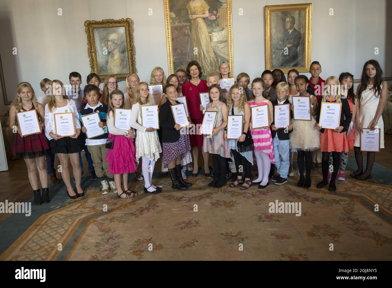 Handing certificate diploma hi-res stock photography and images - Alamy