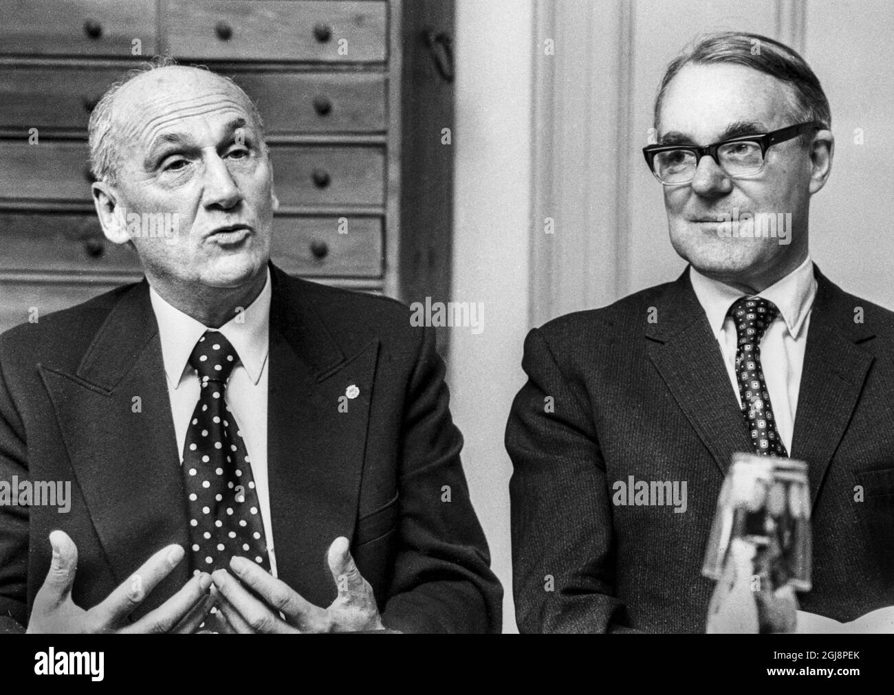 1975 nobel hi-res stock photography and images - Alamy