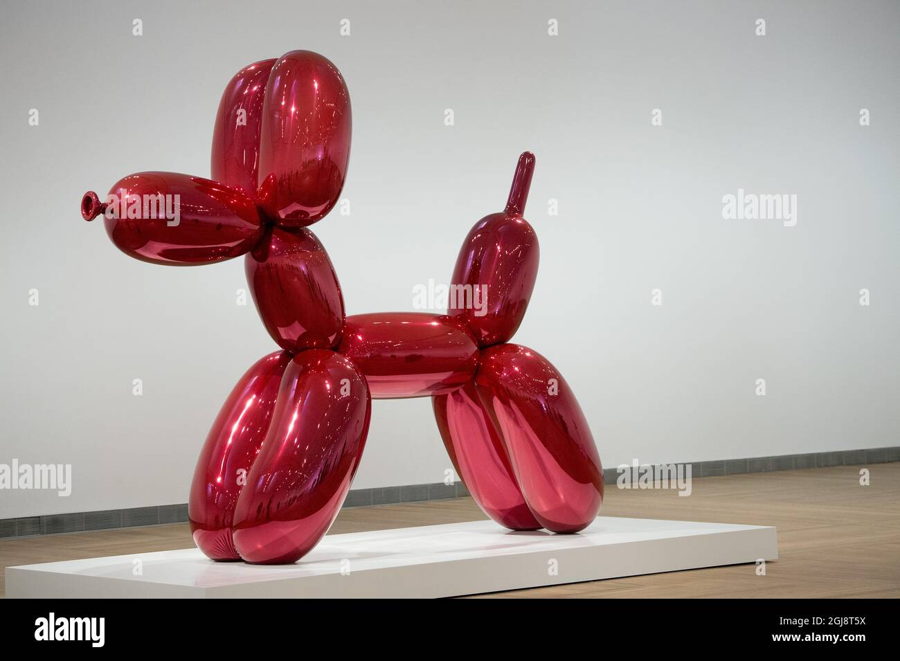 Jeff koons' balloon dog hi-res stock photography and images - Alamy