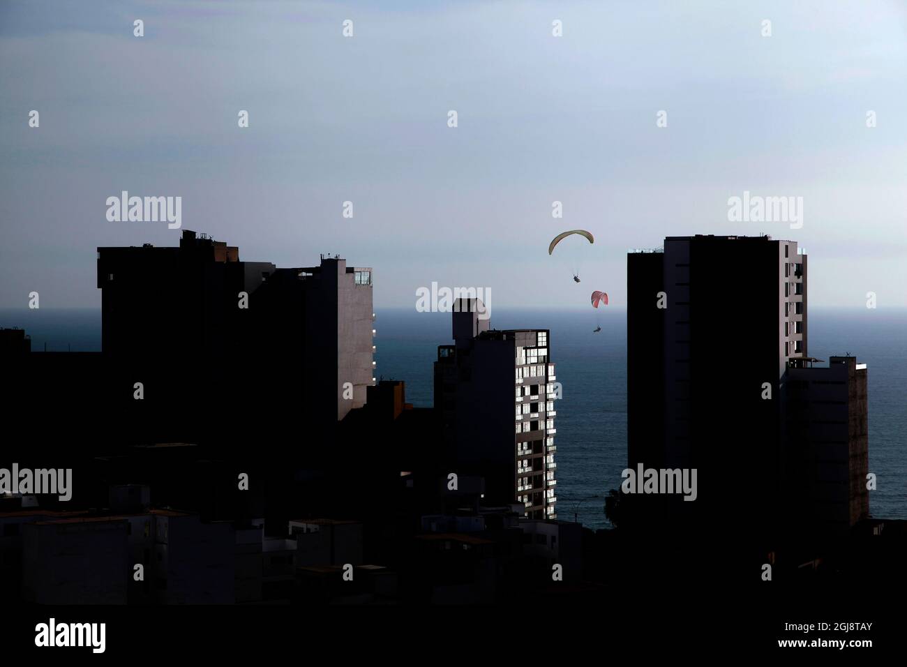 Flying parachutes hi-res stock photography and images - Alamy