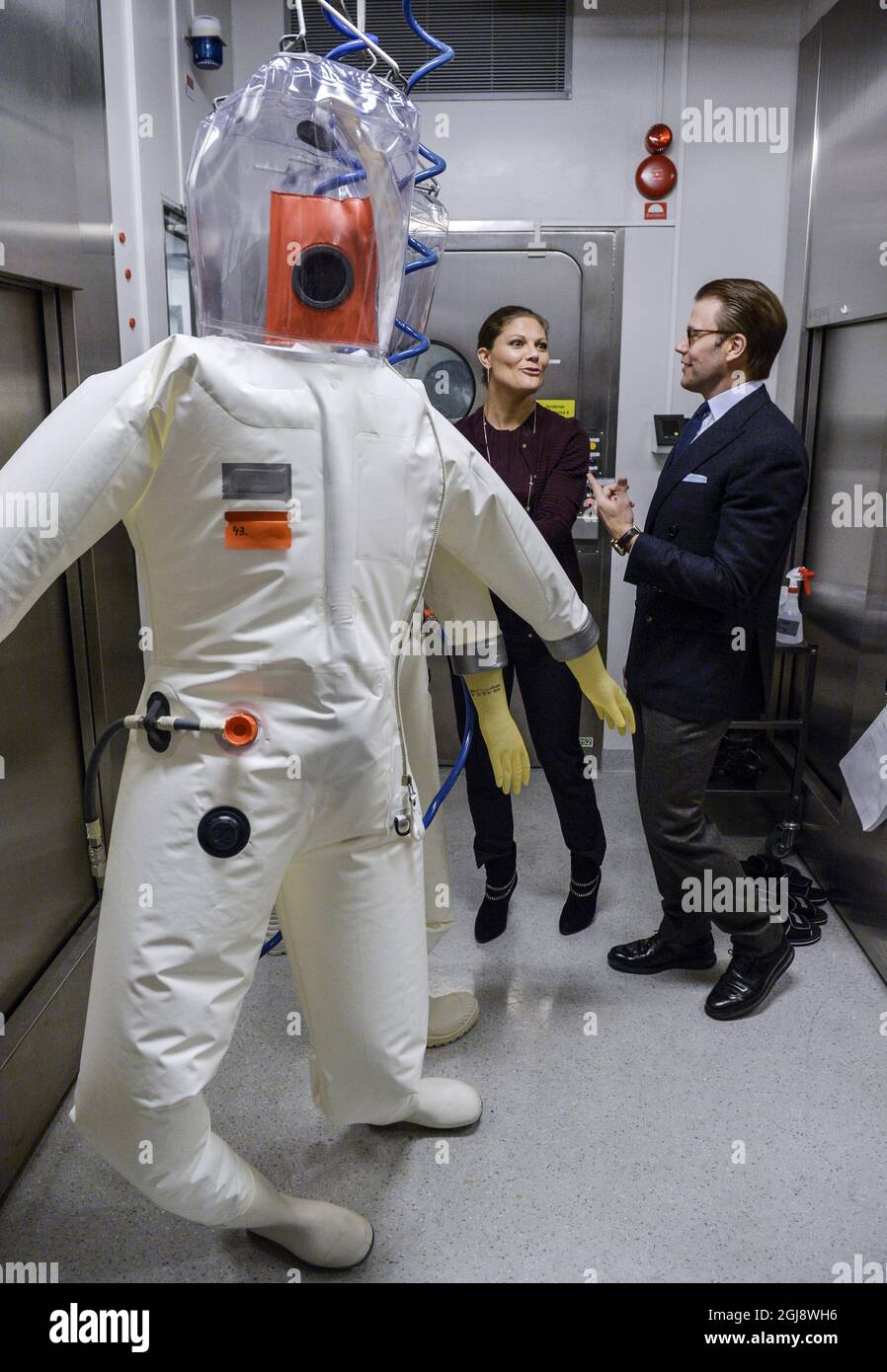 Biosafety level 4 and laboratory hi-res stock photography and images ...