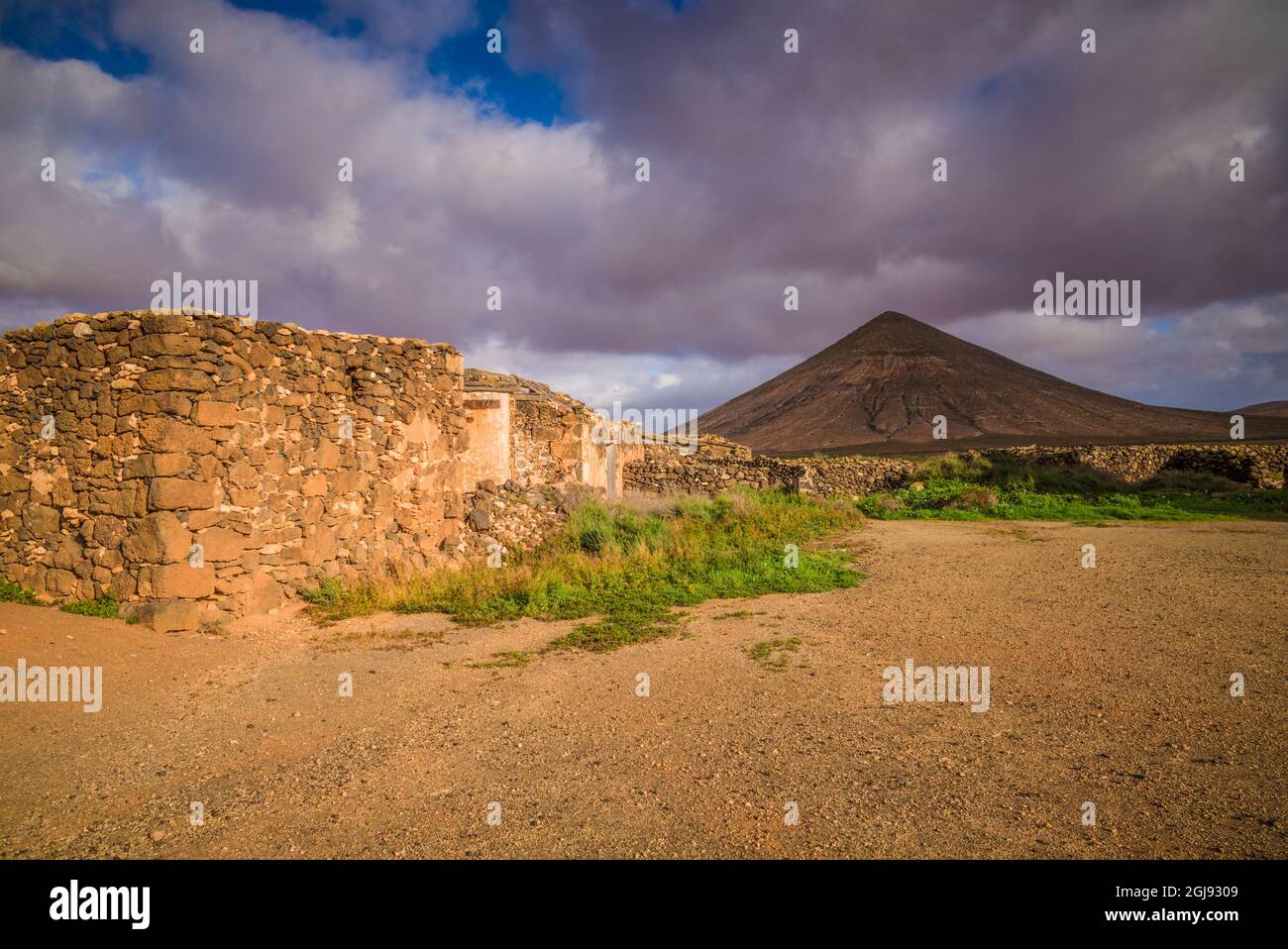 Montana de fronton hi-res stock photography and images - Alamy