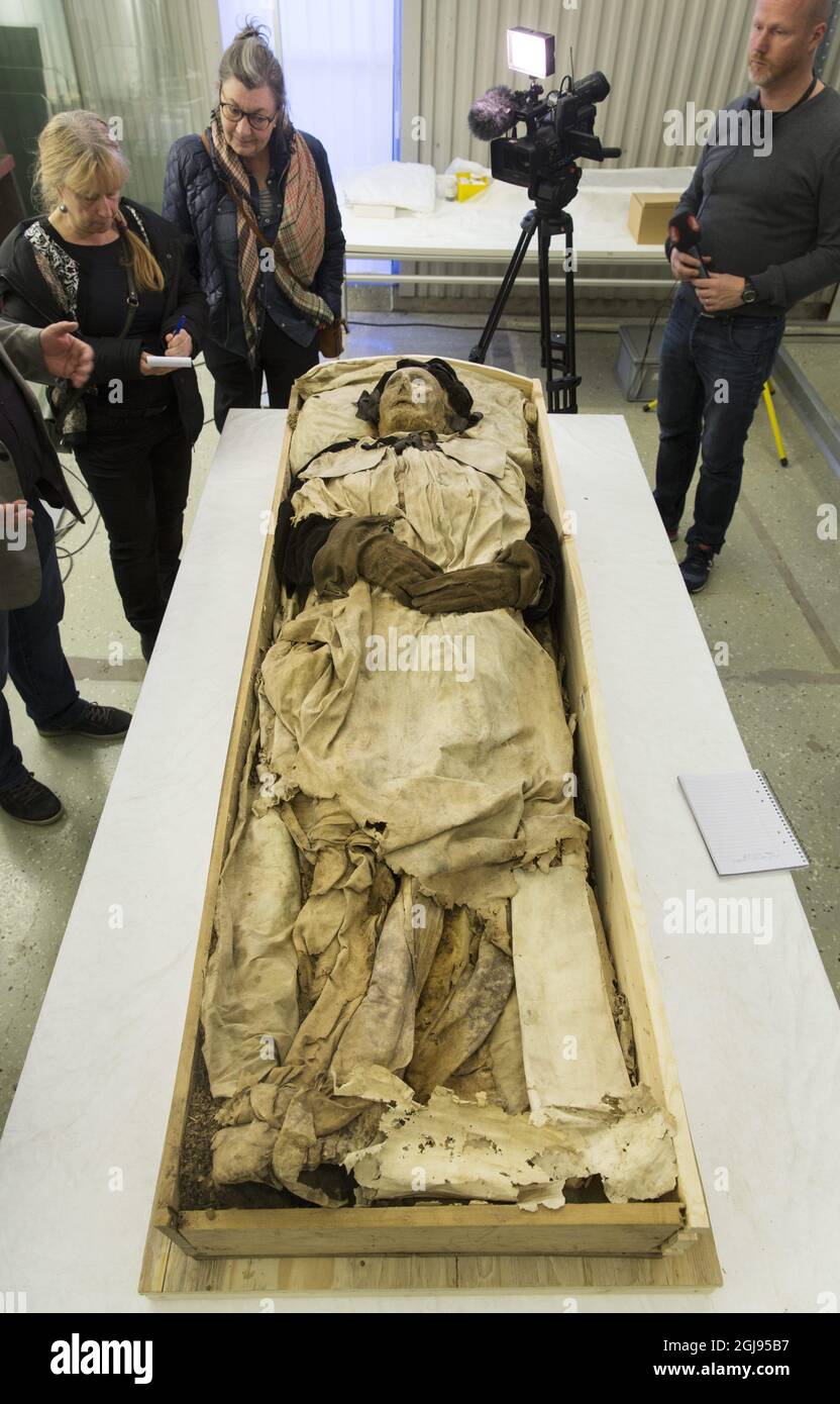 LUND 2015-04-10 The mummified body of Bishop Peder Winstrup has been examined by experts and was ...