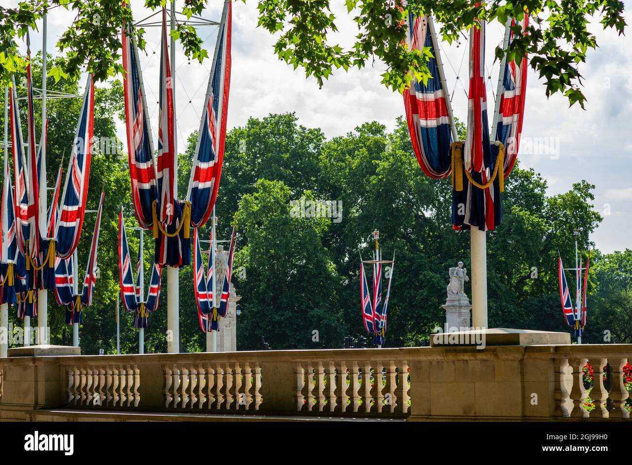 British flags in front of Buckingham Palace and Victoria Park, London ...