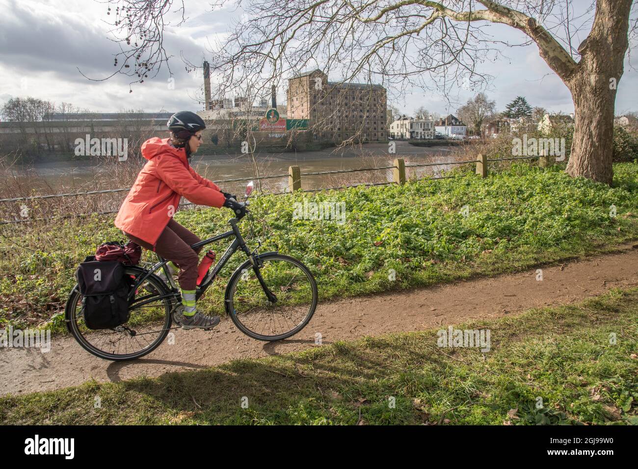 Thame path hi-res stock photography and images - Alamy