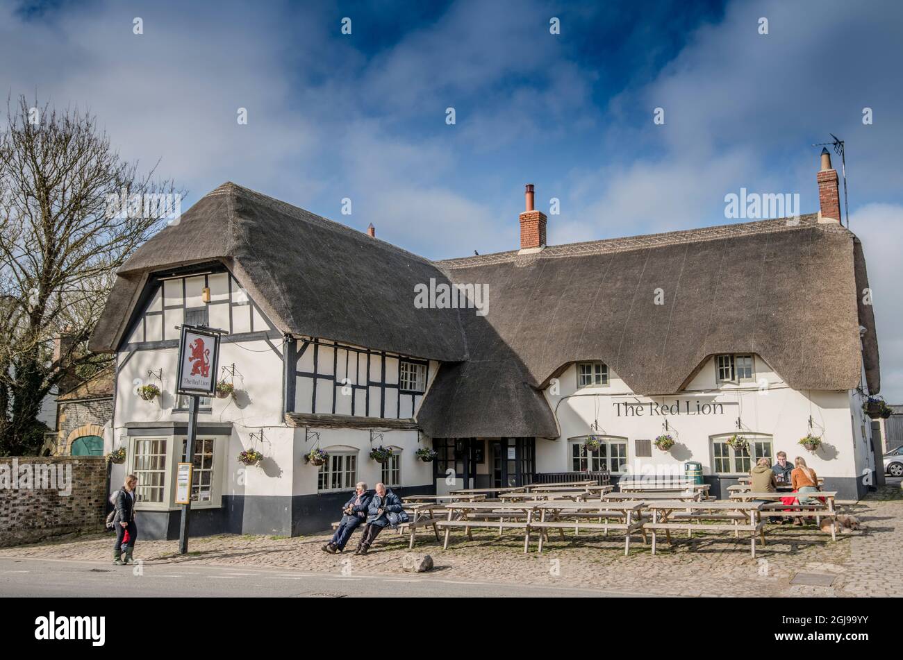 The Red Lion pub in Avebury UK dates to the early 1600s. Avebury, is a ...