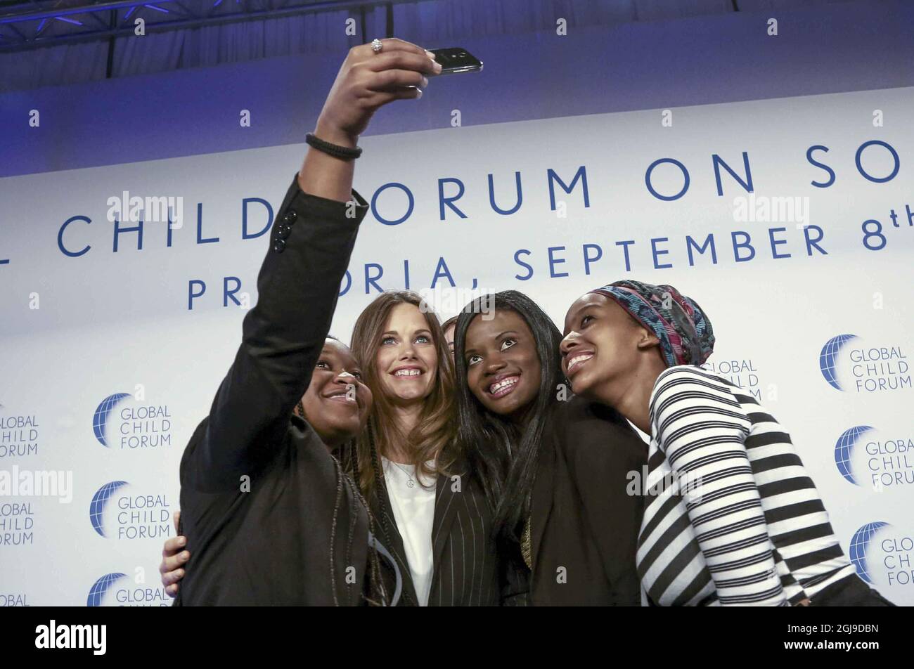 South africa surrounded children hi-res stock photography and images ...