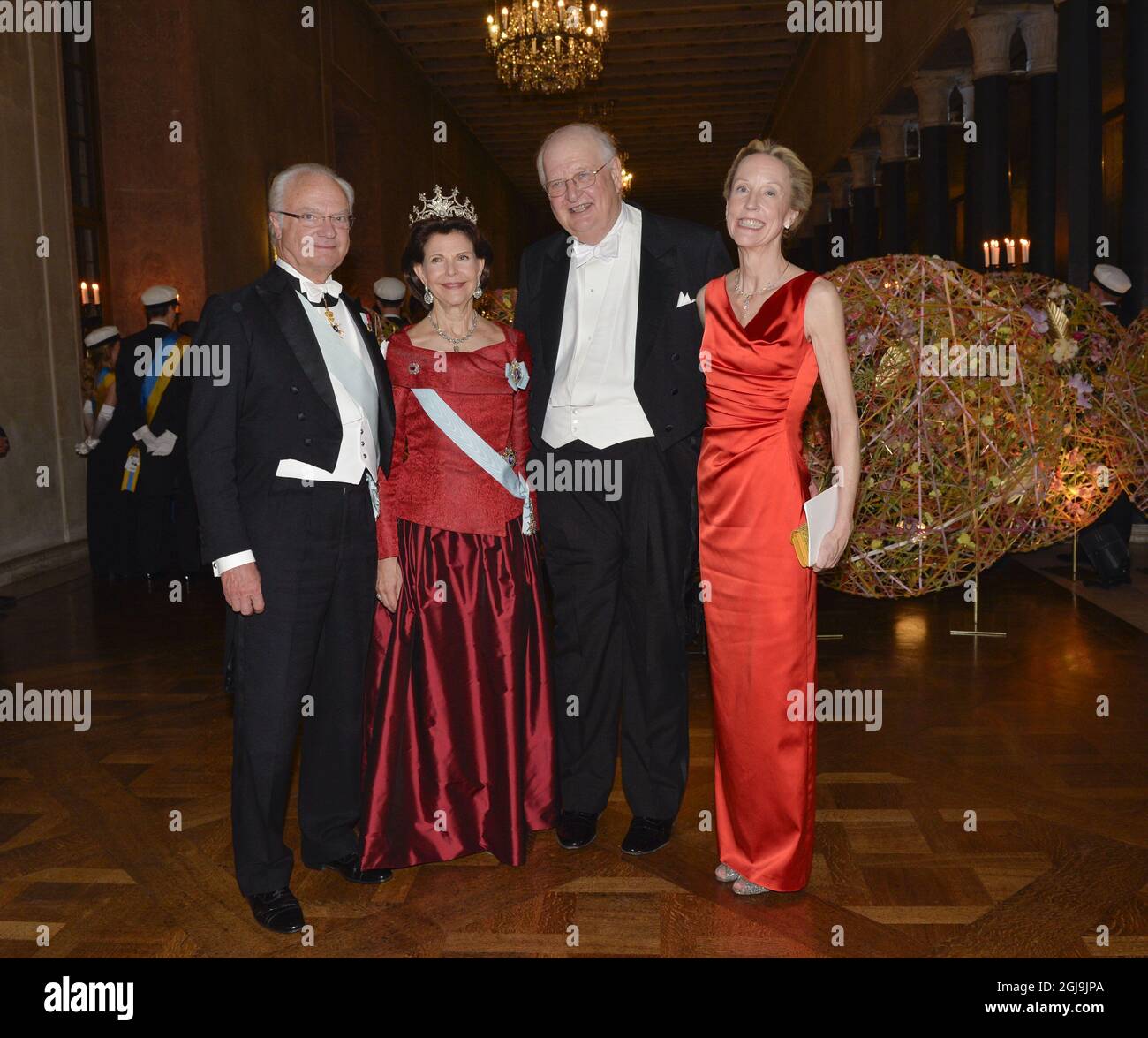 STOCKHOLM 2015-12-10 Swedens King and Queen (C) pose for photographer ...