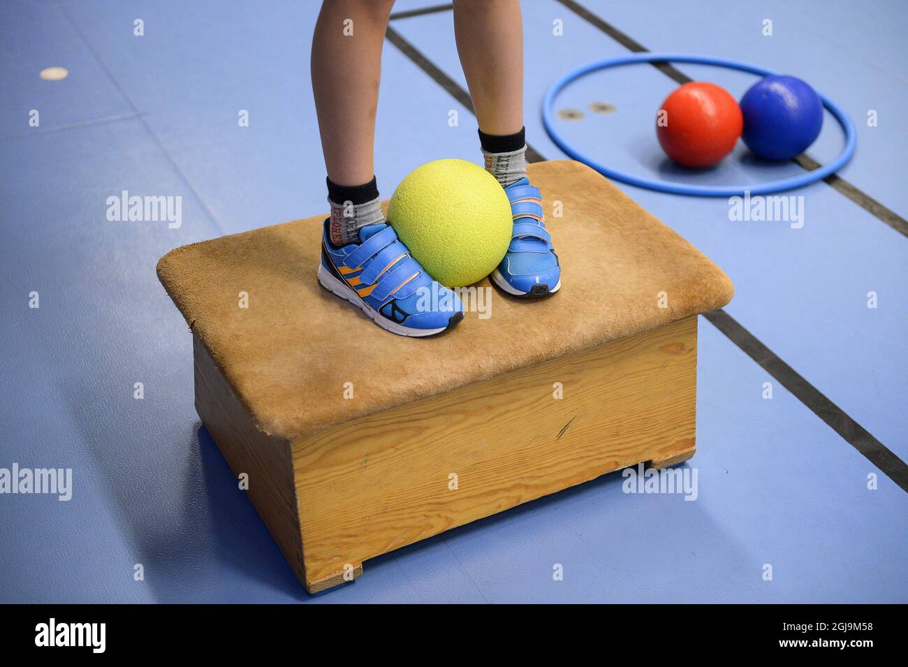 STOCKHOLM 2015-11-25 School gymnastics,ball, feet Foto: Anders Wiklund ...