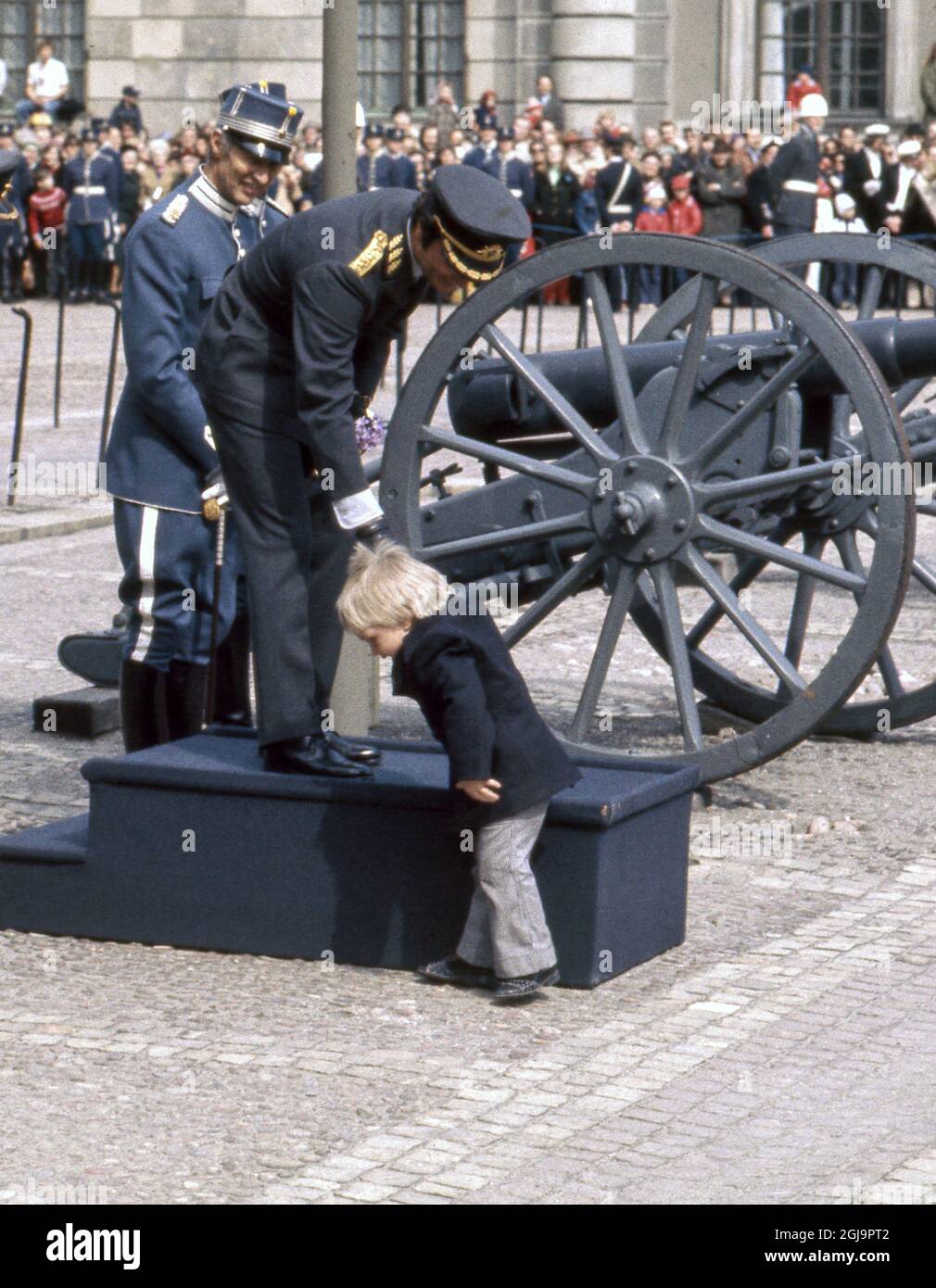 ARKIV STOCKHOLM 19770430. Children are seen celebrating Carl XVI Gustaf ...