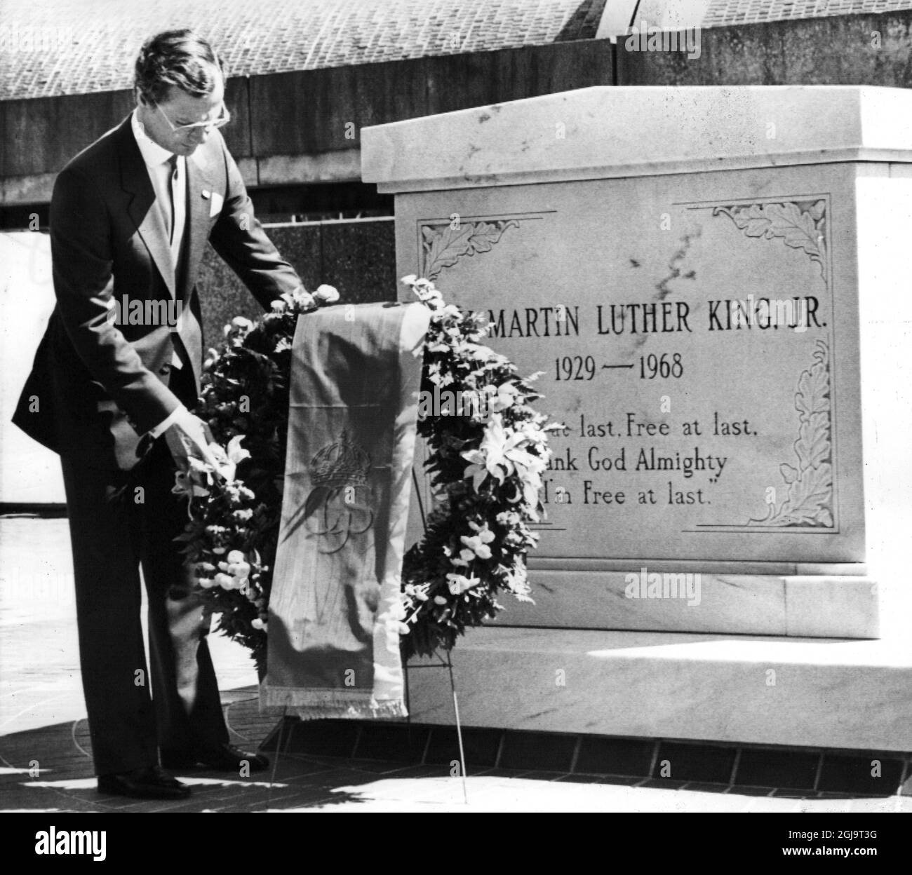 ARKIV ATLANTA 1988-04-20. Kung Carl XVI Gustaf lagger en krans vid ...