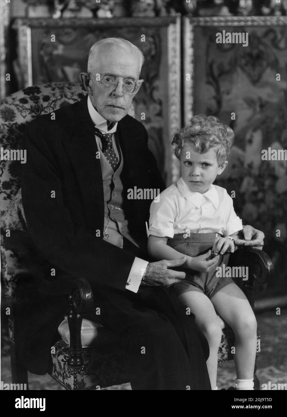 STOCKHOLM 19500605 Kung Carl Gustaf V och prins Carl Gustaf ...