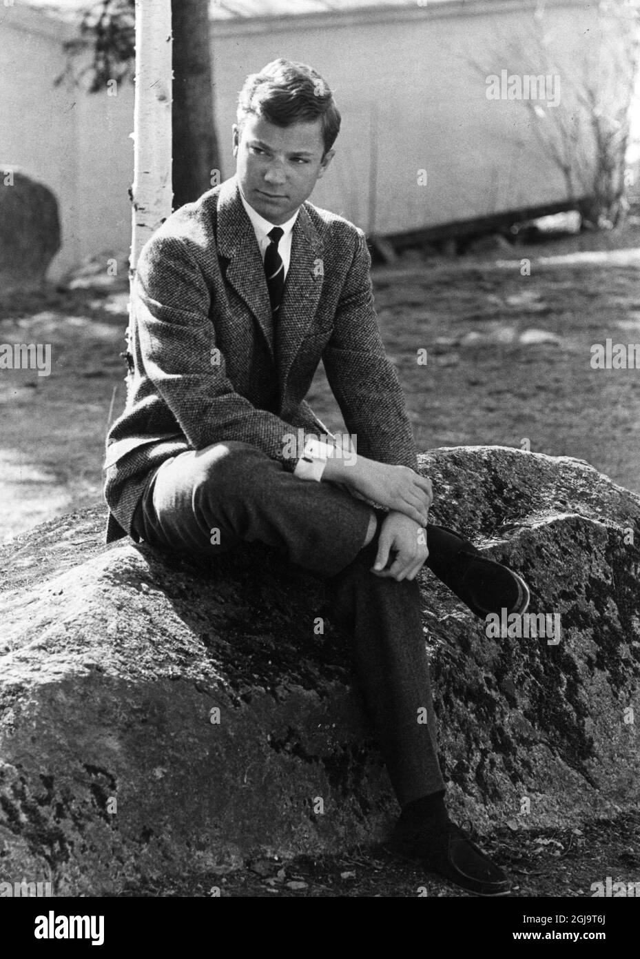 ARKIV -1964 Kronprins Carl Gustaf sitter pa en sten. Foto: Anders ...