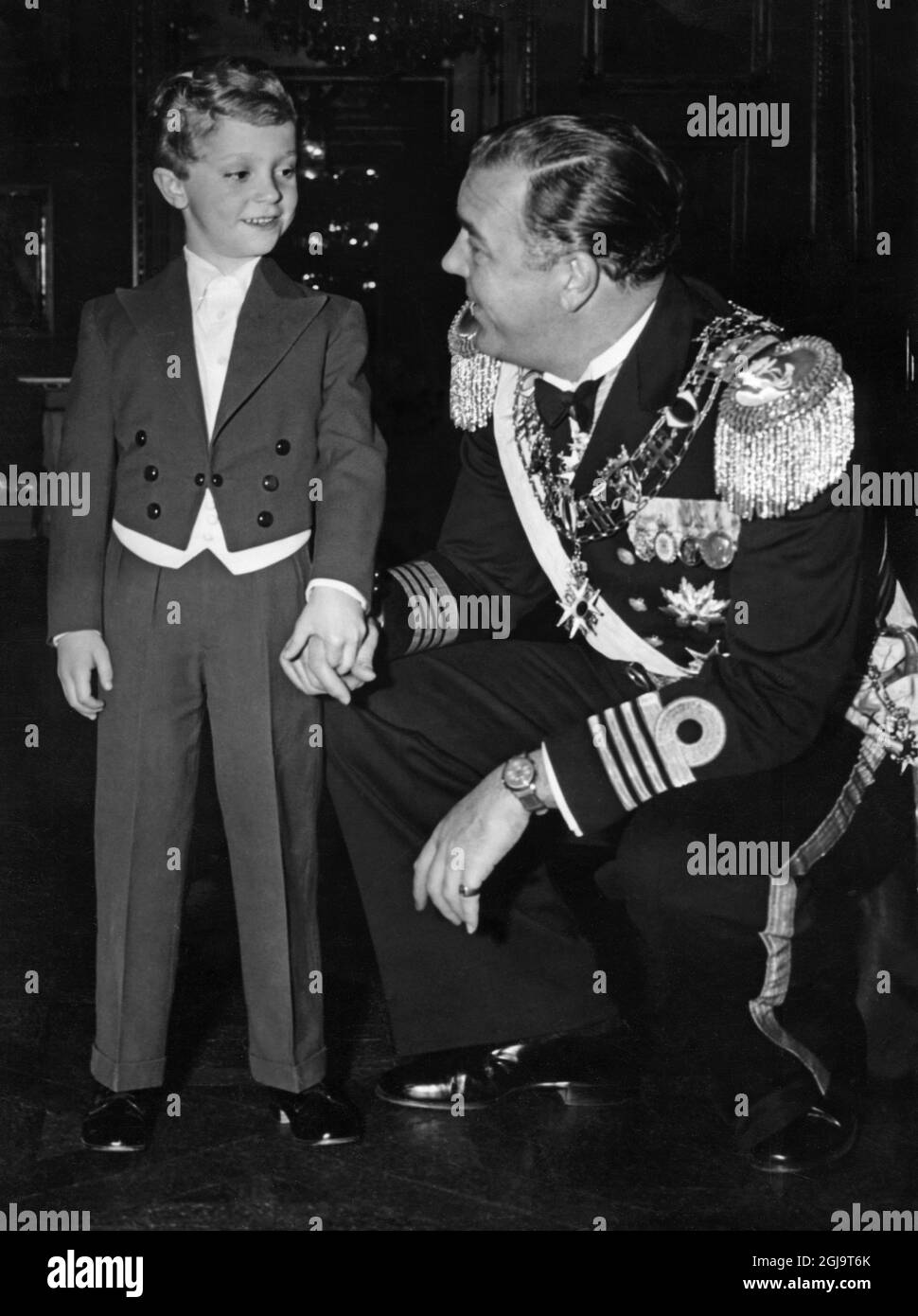 ARKIV STOCKHOLM 19530323. Prins Carl Gustaf (t.v.) och prins Bertil i ...