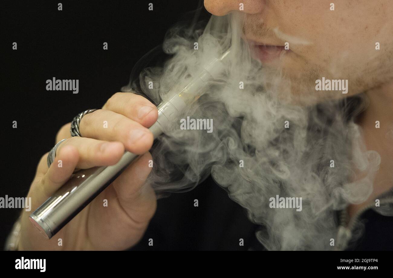 E cigarett hi-res stock photography and images - Alamy