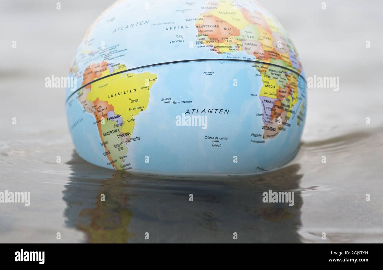 STOCKHOLM20151124 A model of a globe is floating in water Foto: Fredrik ...
