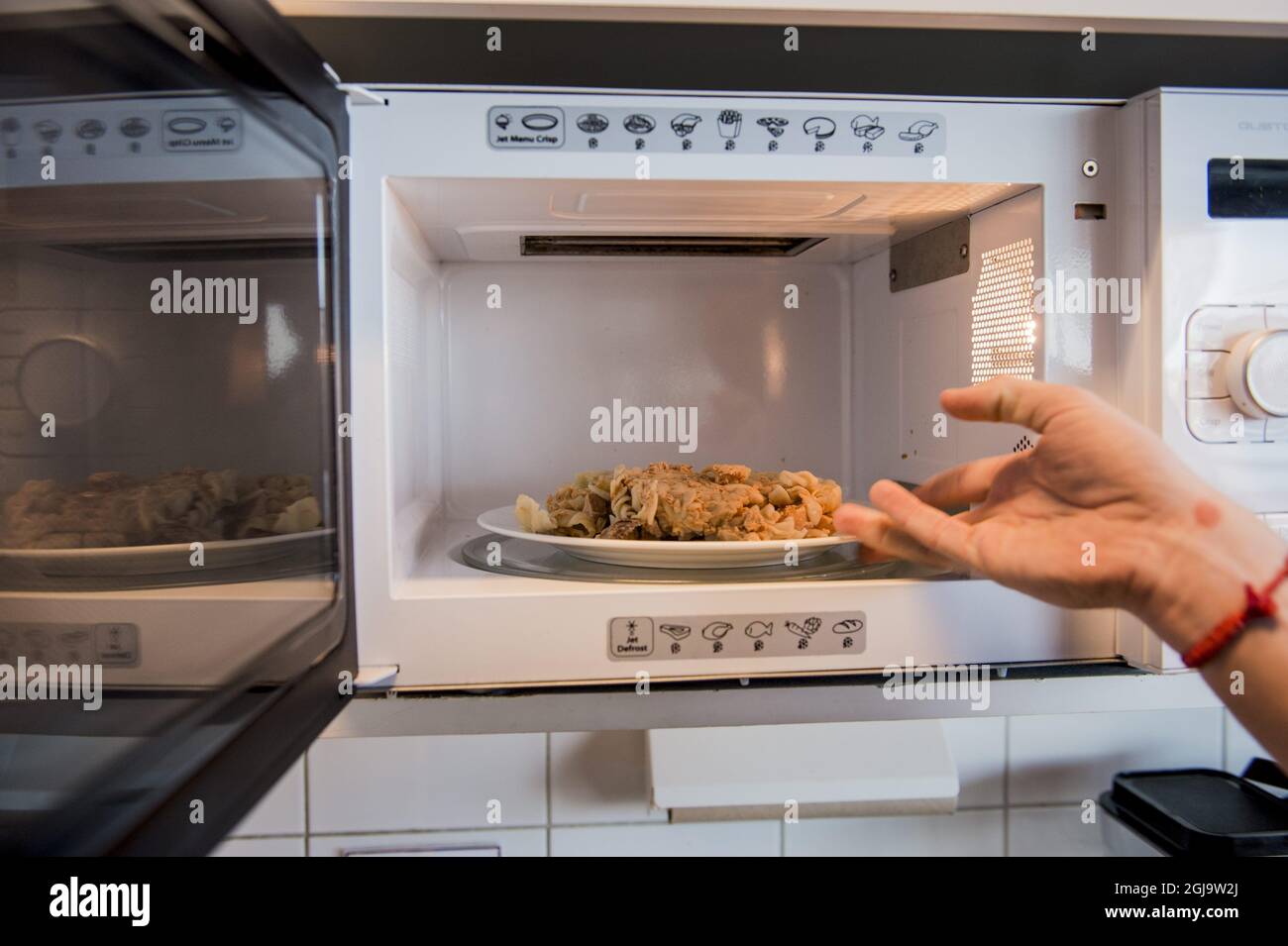 STOCKHOLM 20150225 Food is heated in a microwave owen, Foto: Nora Lorek ...
