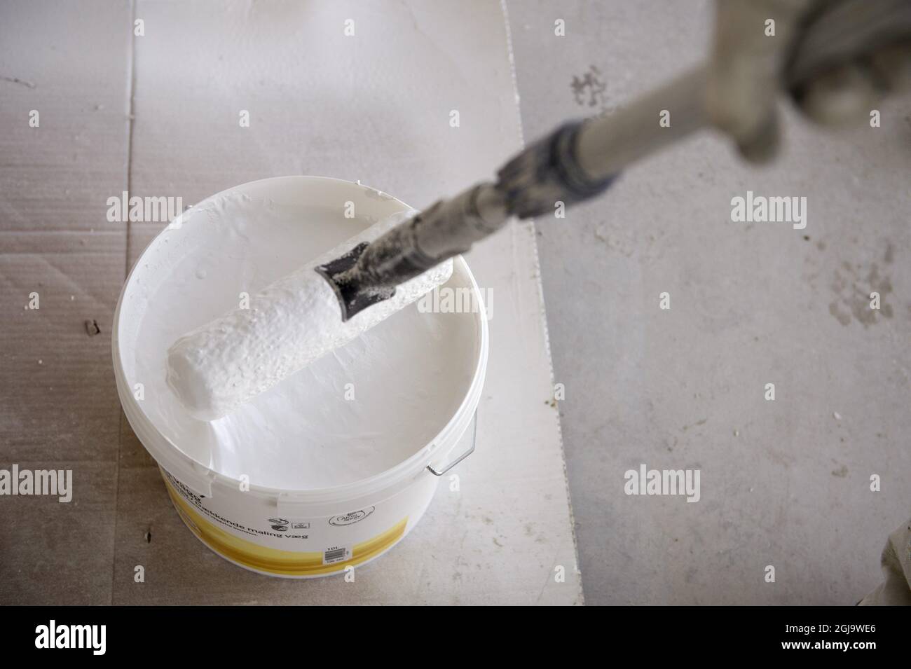 STOCKHOLM 20160118 Painter with aqueous paint, waterbased paint Foto ...