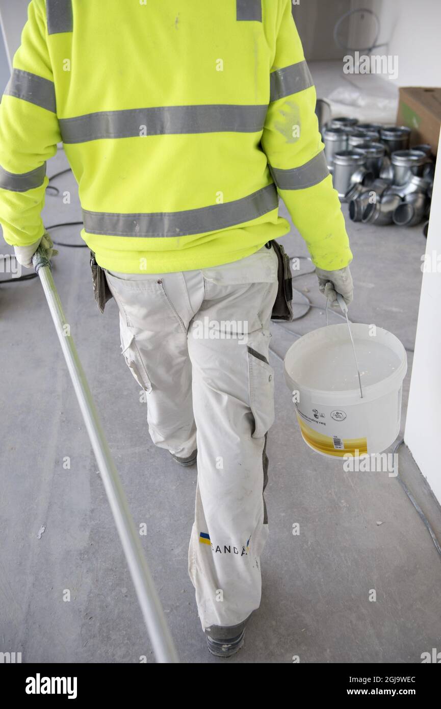 STOCKHOLM 20160118 Painter with aqueous paint, waterbased paint Foto ...