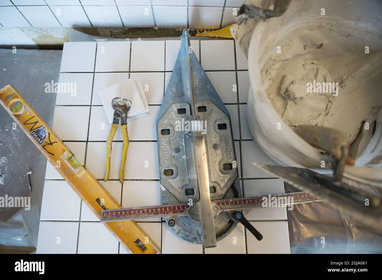 Setting tiles level hi-res stock photography and images - Alamy