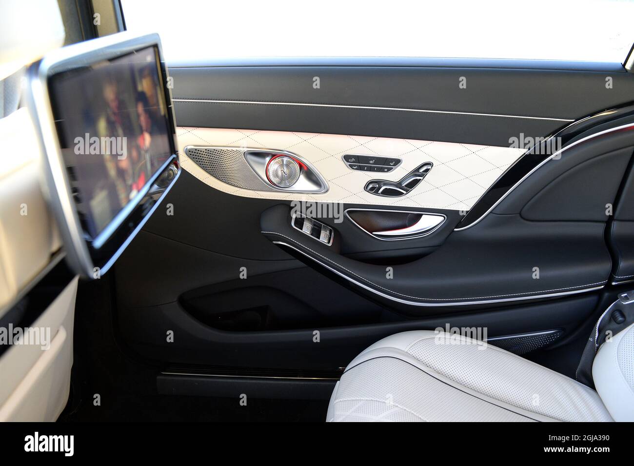UPPSALA 2015-12-03 Mercedes-Maybach S 500 4Matic. Internet screens for ...