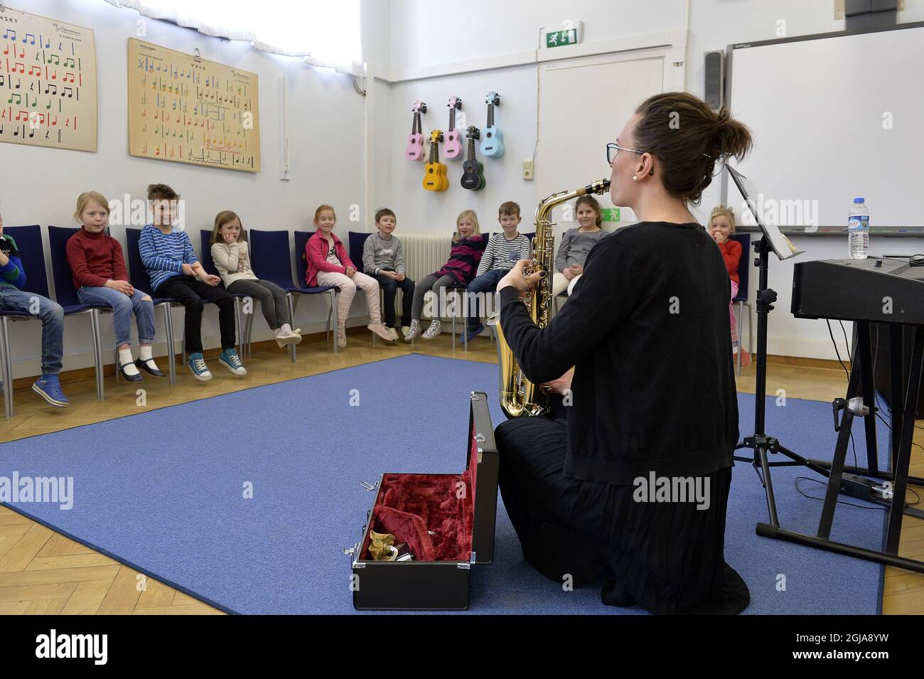 STOCKHOLM 2016-04-01 Music lesson for first graders in a school. Foto ...