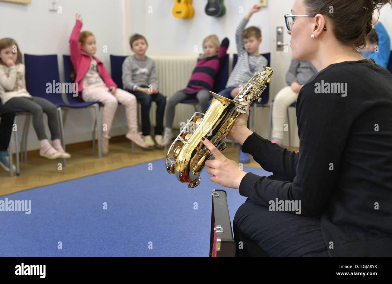Saxofon students teatcher musical instruments hi-res stock photography ...