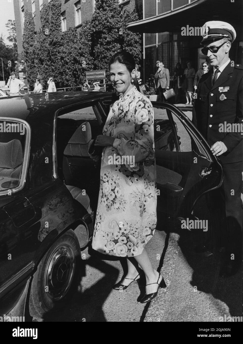 FILE 1977-06-20 Queen Silva, eight months pregnant, visiting her sister ...