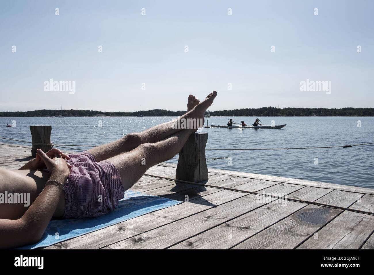 STOCKHOLM 20160722 vacation, summer, swimming, bath feet, legs, bridge, water, canoe Foto ...