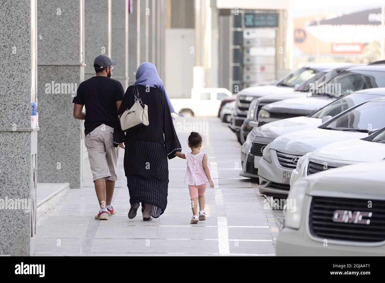 Riyadh saudi arabia street scene hi-res stock photography and images ...