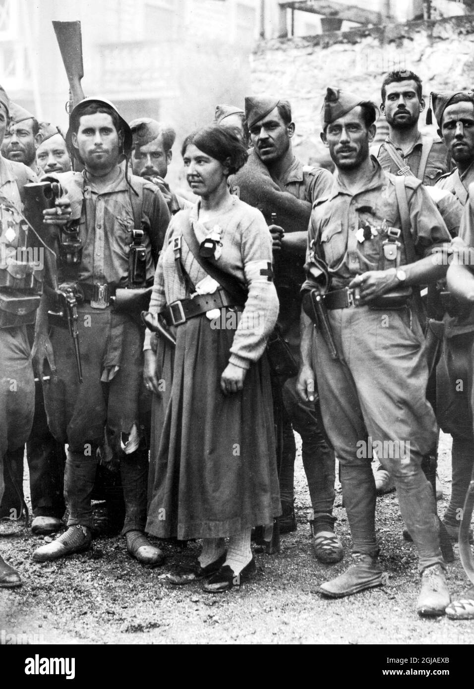 Spanish civil war women soldiers hi-res stock photography and images ...