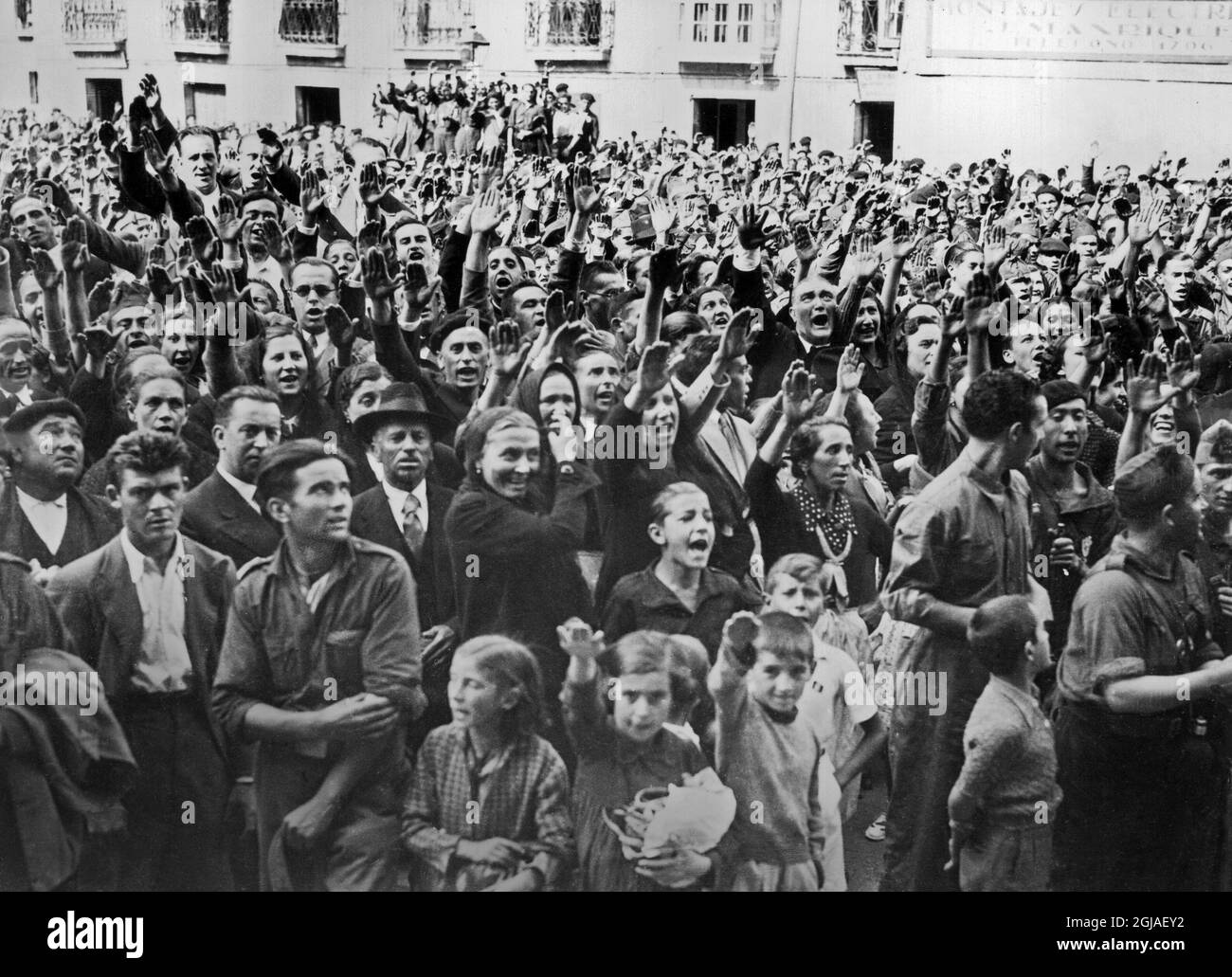 GENERAL FRANCO RECEIVES GREAT RECEPTION ON VISIT TO NORTHERN ARMY ...