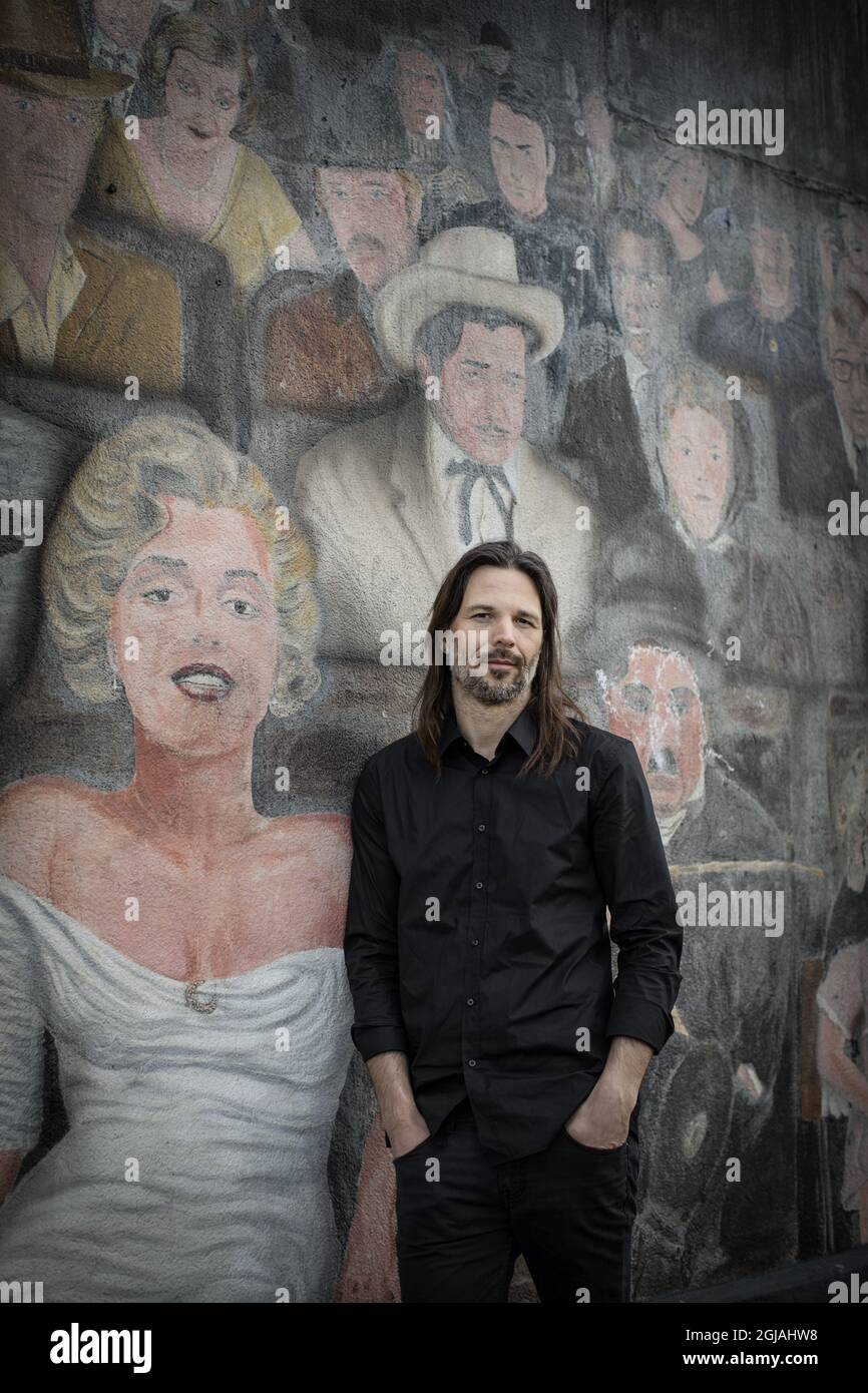 HOLLYWOOD 2017-02-17 Linus Sandgren, Swedish film photographer, posing ...