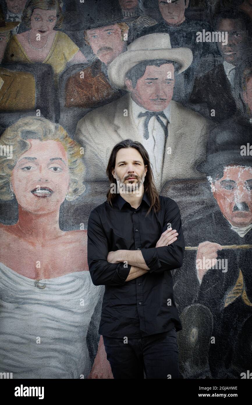 HOLLYWOOD 2017-02-17 Linus Sandgren, Swedish film photographer, posing ...